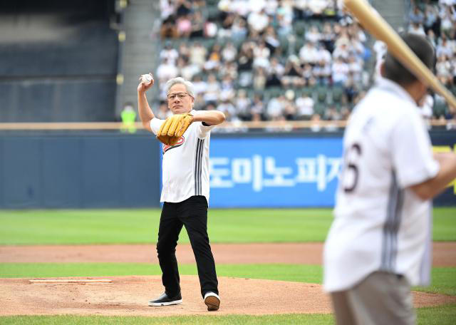 [포토] 두산-키움전 시구하는 젠슨 황