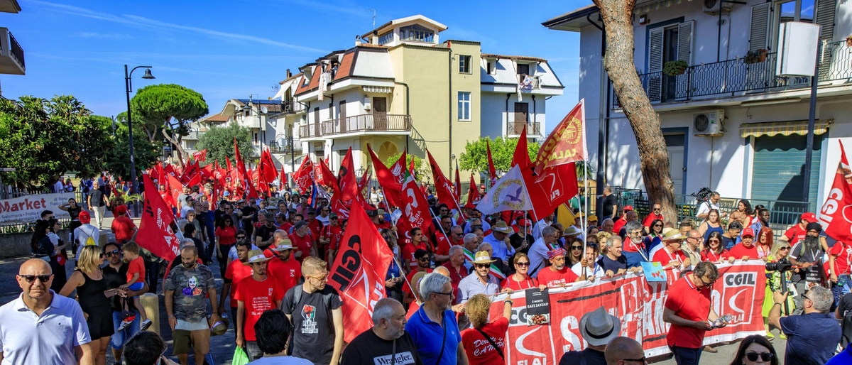 Strage dei braccianti, sfila la rabbia. Il grido di Amendolara: "Ora basta"