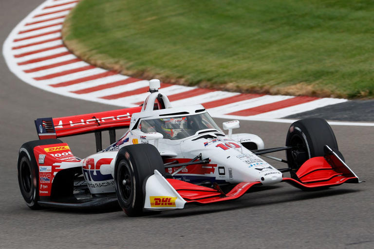 Alex Palou swoops in at last minute to seize pole at St. Louis