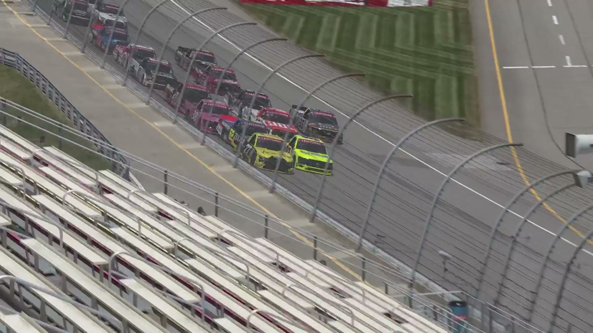 Watch Bell give Hocevar a push to the lead on restart