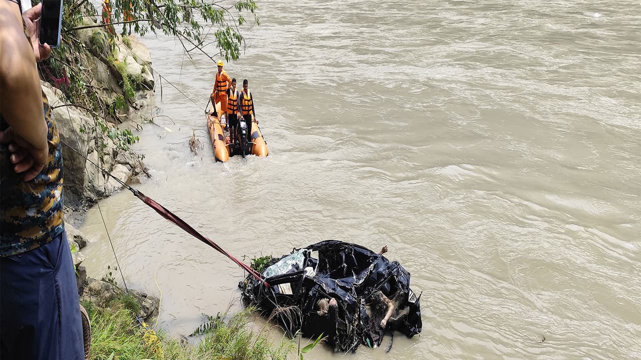 Car plunges into Teesta river in Darjeeling; 4 from Sikkim dead