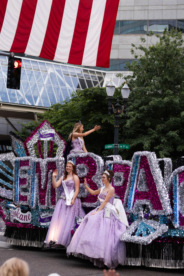 A little rain can’t stop Portland’s biggest parade in its new hybrid form