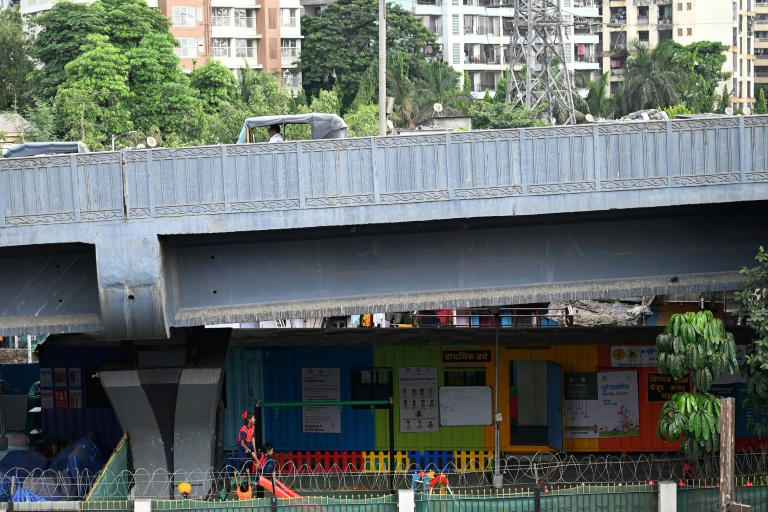 A Bombay, "l'école du feu rouge" s'adapte aux enfants des rues