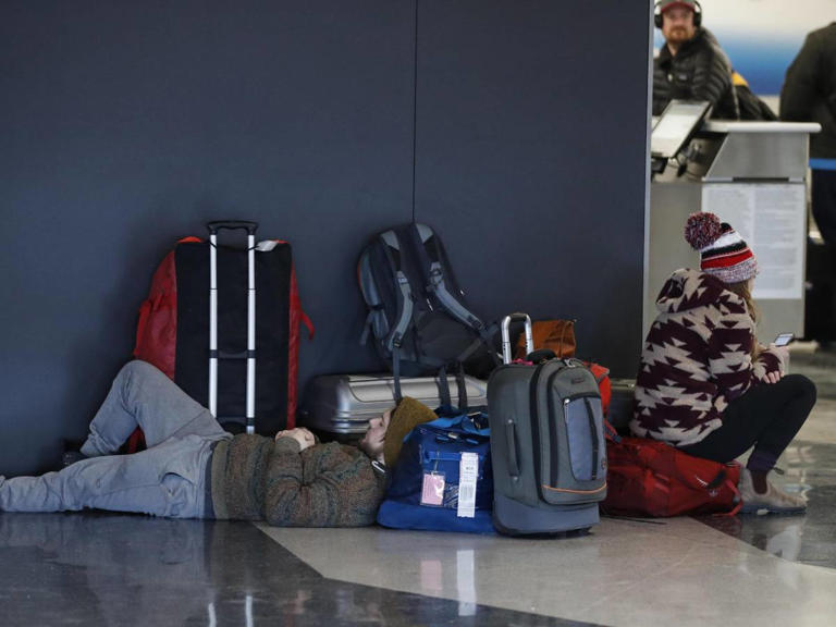 Trova un badge e vive tre mesi nel terminal di un aeroporto