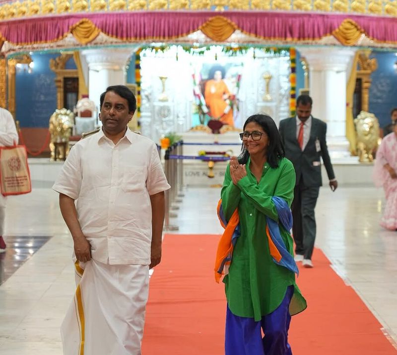 Venezuelan acting prez Gomez offers prayers to Sri Sathya Sai Baba in ...