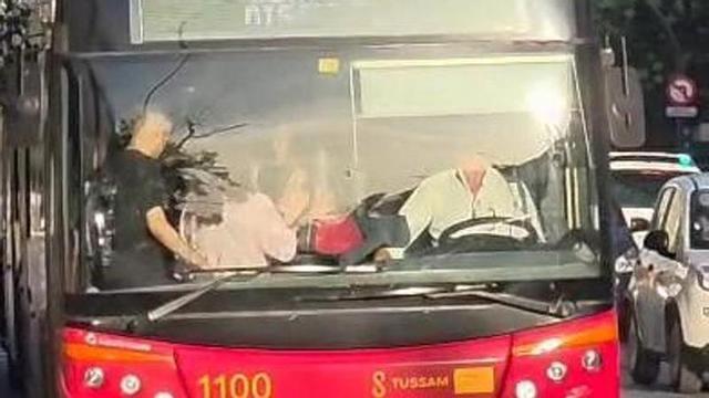 Autobuses llenos y paradas colapsadas en el acceso al concierto de ...