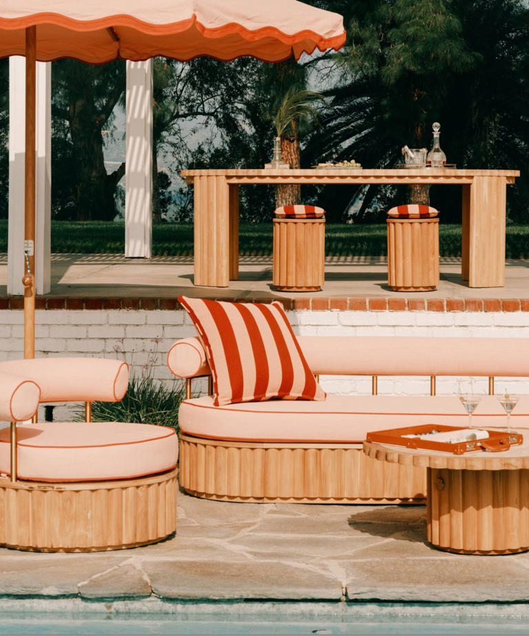 19 beautiful outdoor living rooms that blend comfort and style