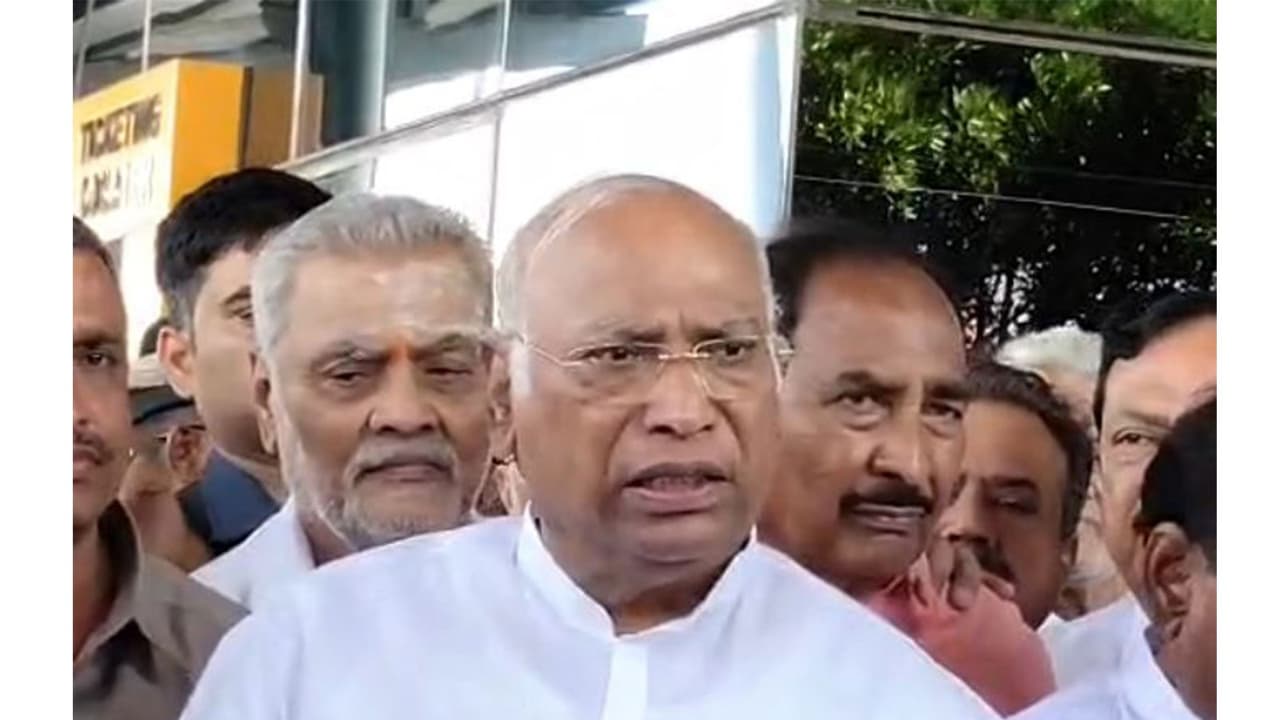 Kharge slams Modi govt over LPG price hike, recalls BJP's protests