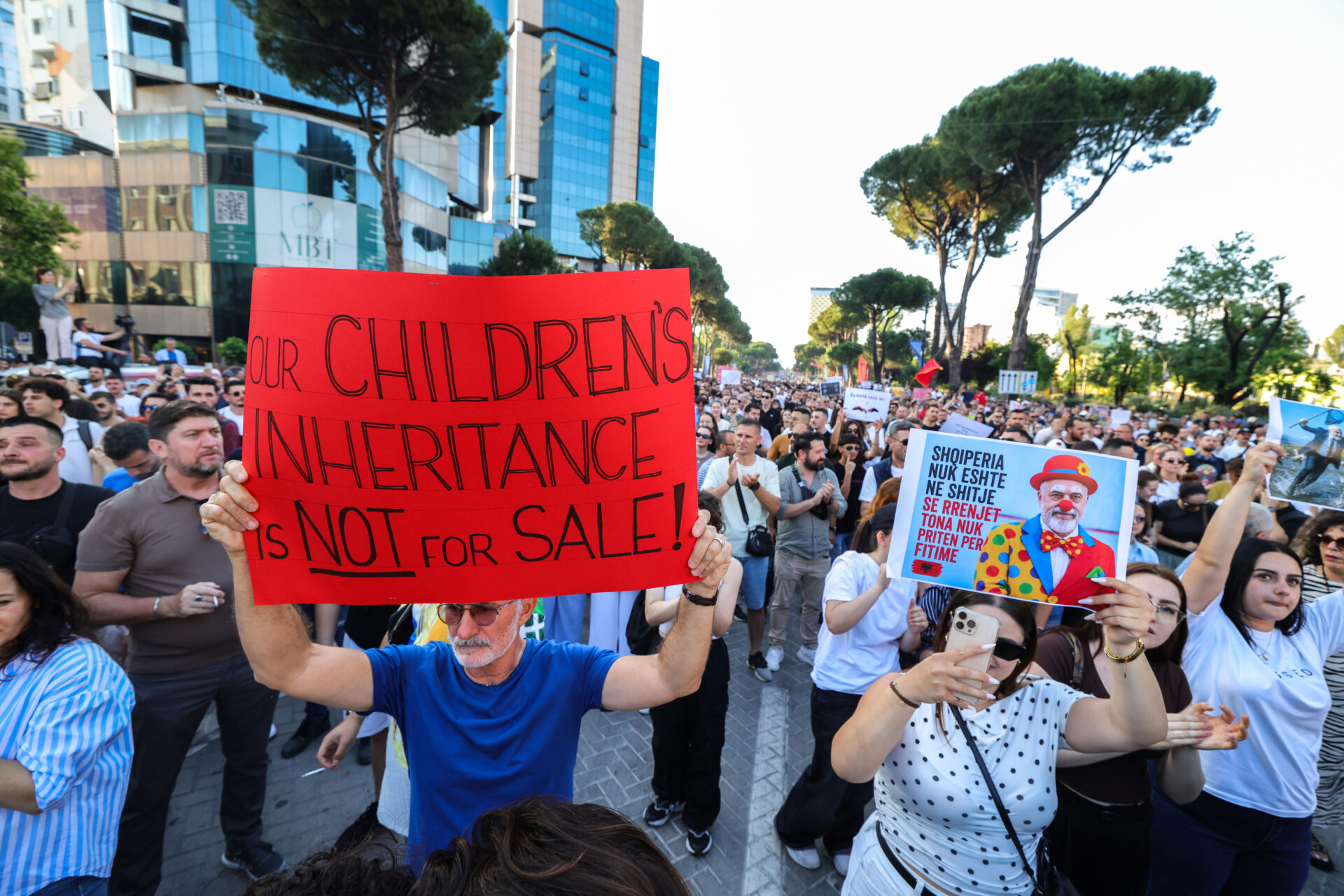 Albanezen protesteren tegen toeristische ontwikkeling die banden heeft ...