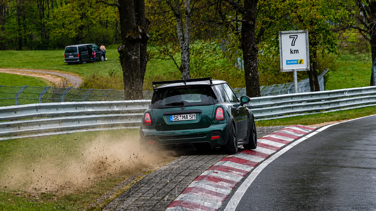 Spektakuläre Kurvenrettung: MINI JCW kippt am Nürburgring bei hohem ...