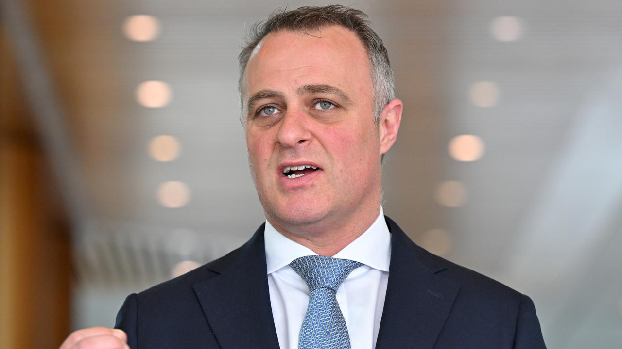 'Apples with oranges': Labor brushes off Kiwi PM's dig