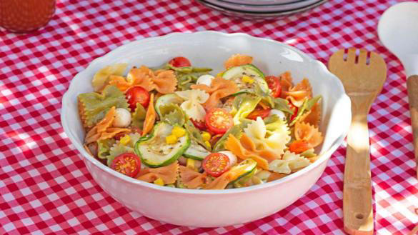 Ensalada de pasta con calabacín, mozzarella y pavo fresco: una receta ...
