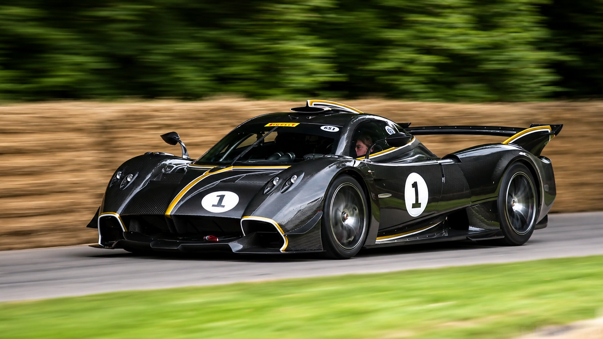 Rare Pagani Huayra R shows brutal speed on track
