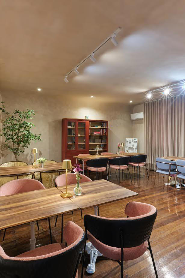 This cafe serves coffee, matcha, and 10-inch pancakes