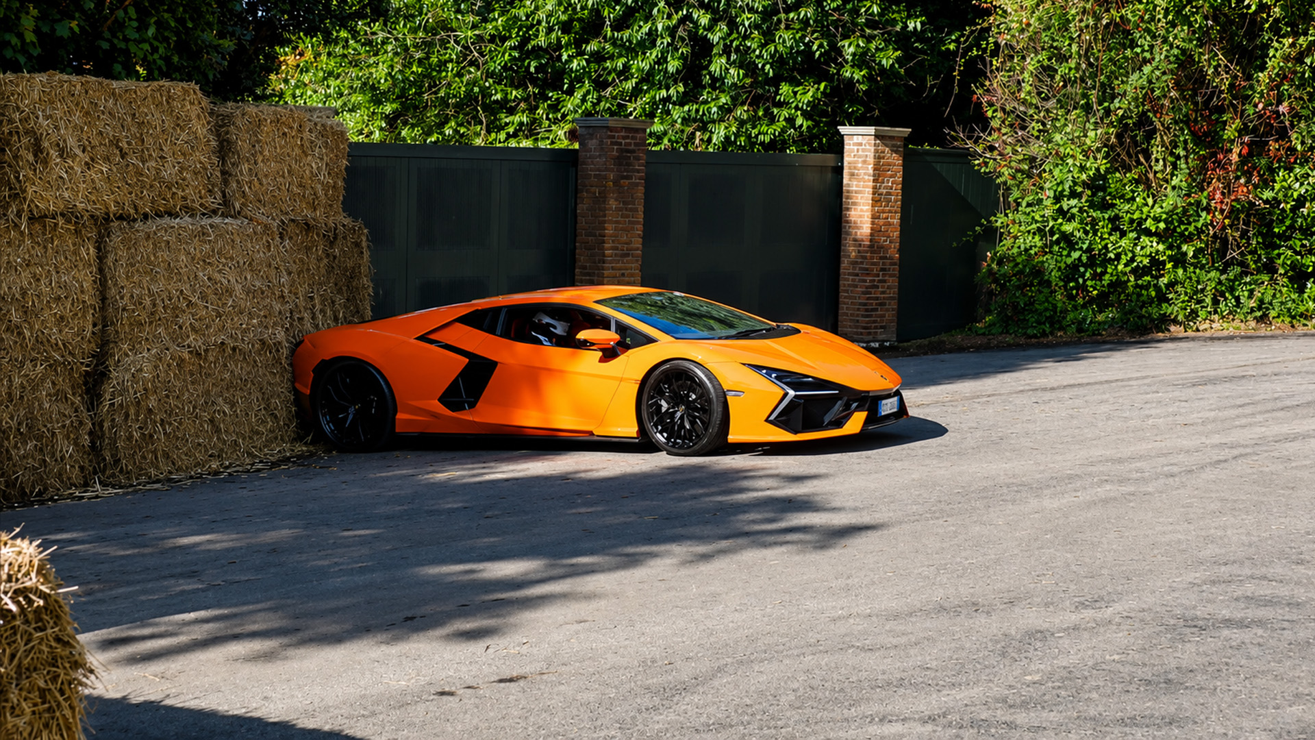La derapata fallita della Lamborghini Revuelto finisce contro le ...