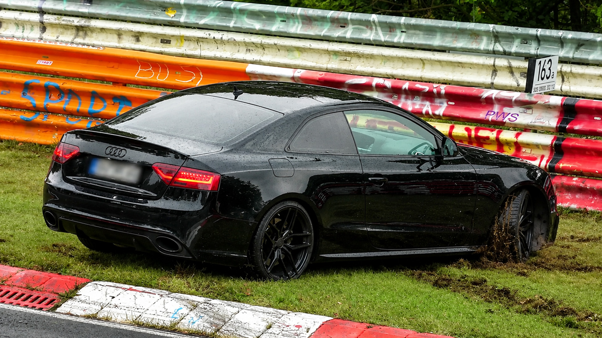 Near crashes and spins turn Nürburgring into pure chaos
