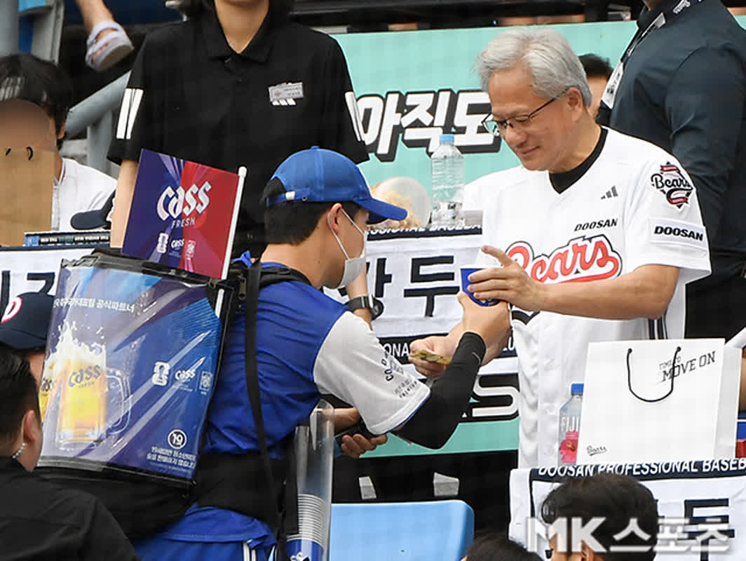 맥주 한잔에 5만원 건네는 젠슨황 [MK포토]