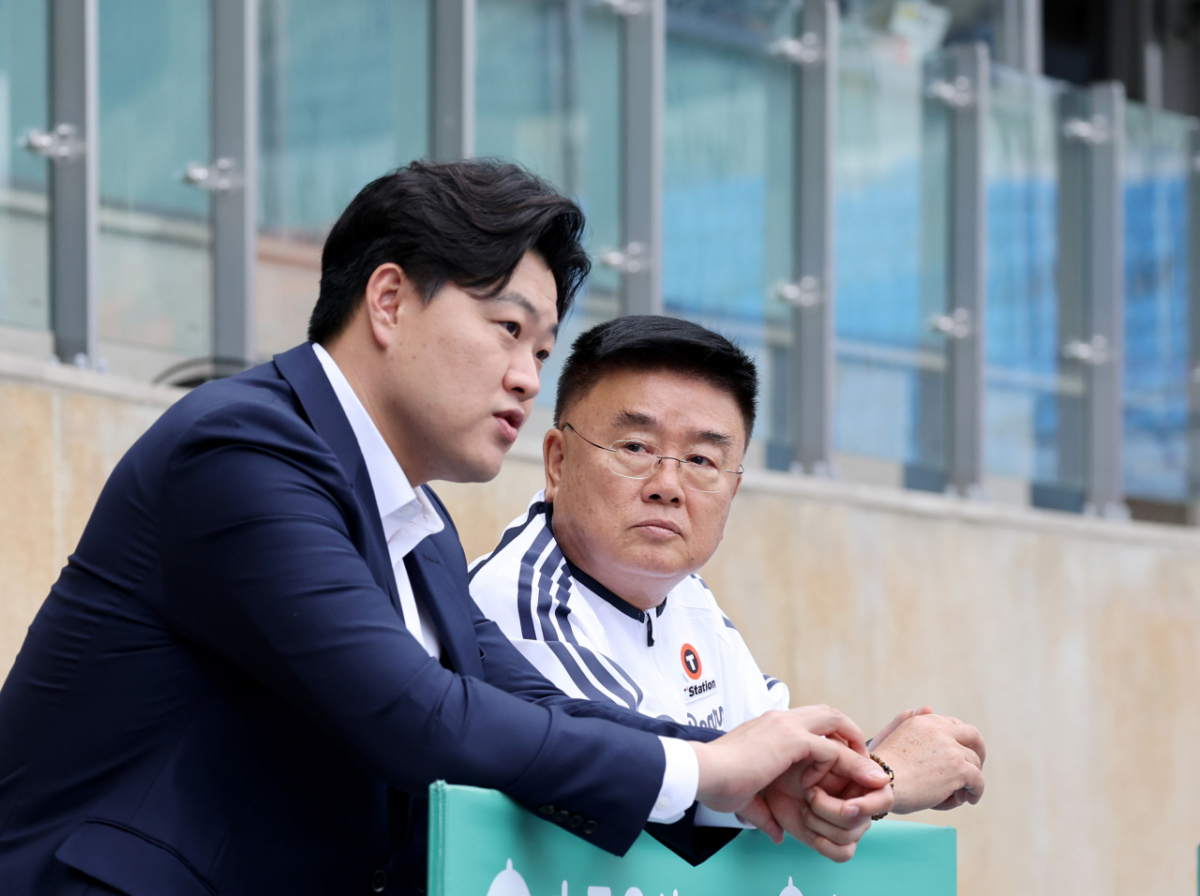 [포토]'진지한 대화중' 해설위원 오재일과 두산 김태룡 단장
