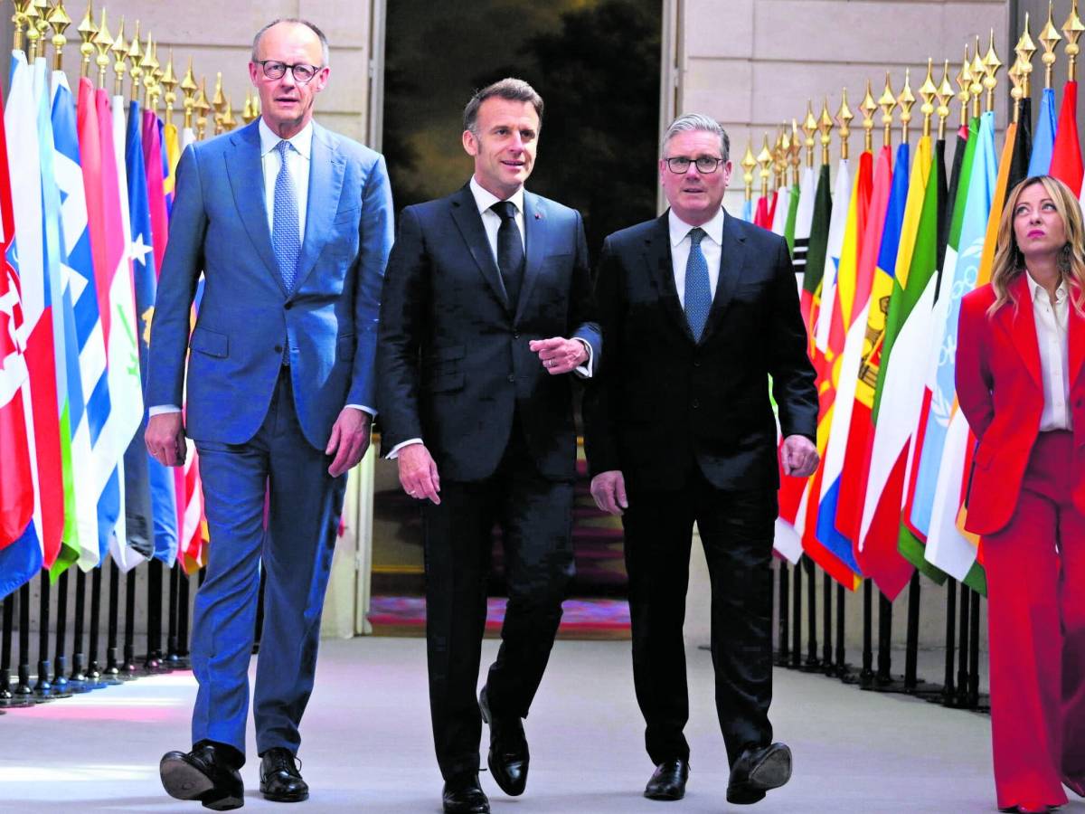 Zelensky vede Macron, Merz e Starmer. Sul tavolo garanzie a Kiev e ...