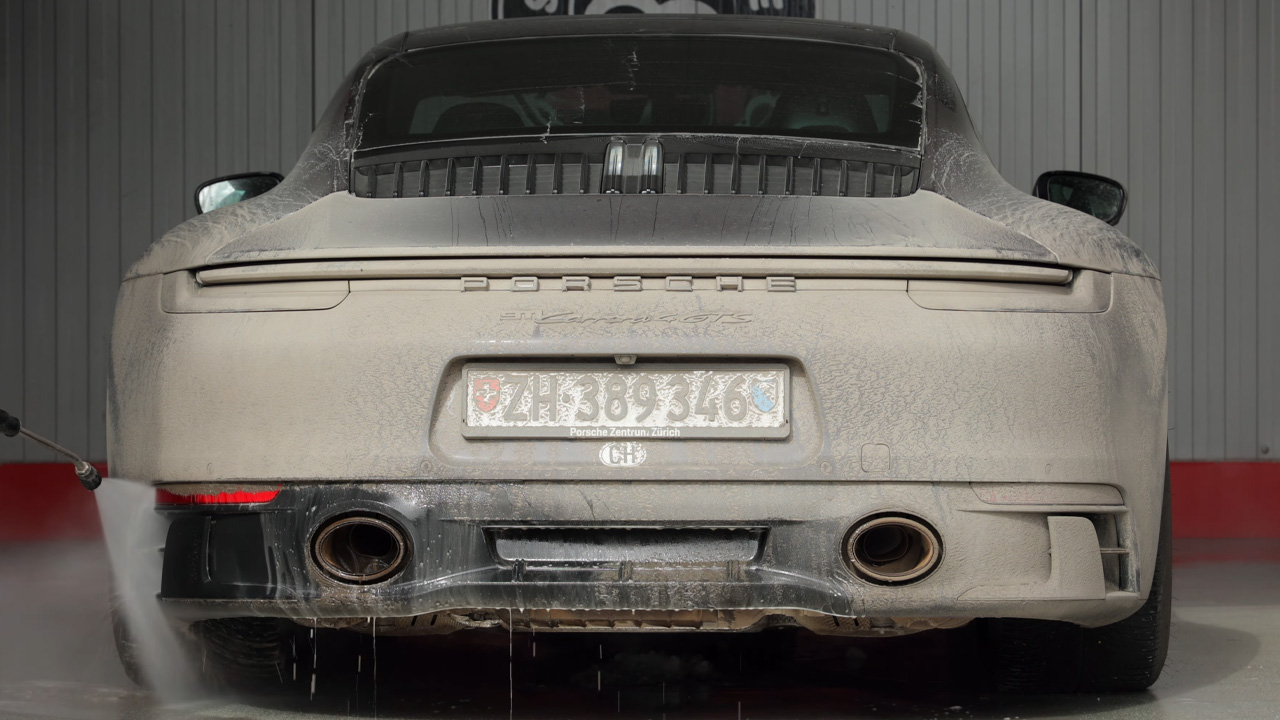 Extrem verschmutzten Porsche nach 8000 Kilometer Arktis-Trip waschen