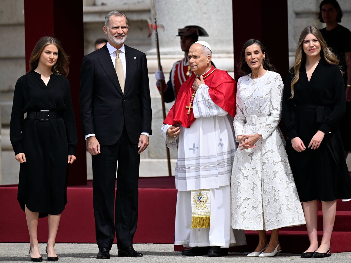 Spanish royal daughters: Special look for papal visit