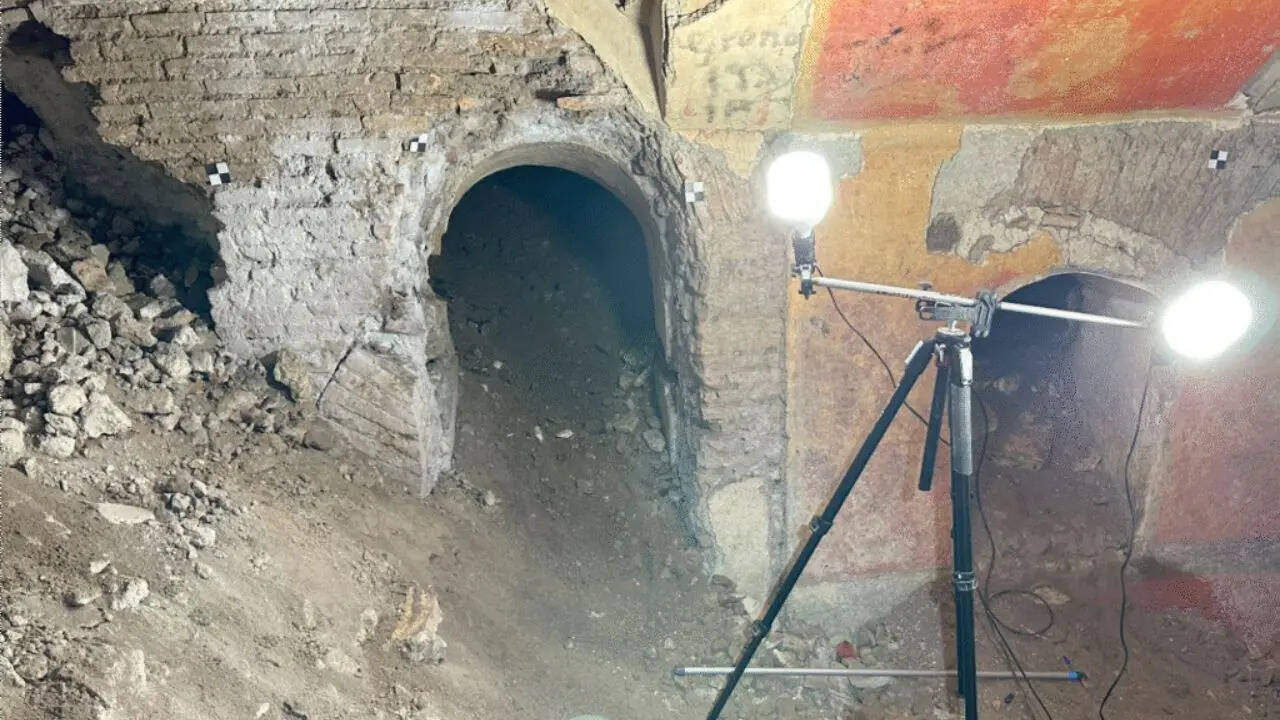 Students uncover a 1,800-year-old Roman mansion hidden beneath their ...