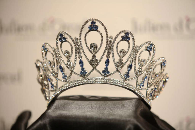 La France boude Miss Univers : salaire, logement, cadeaux, ce que va ...