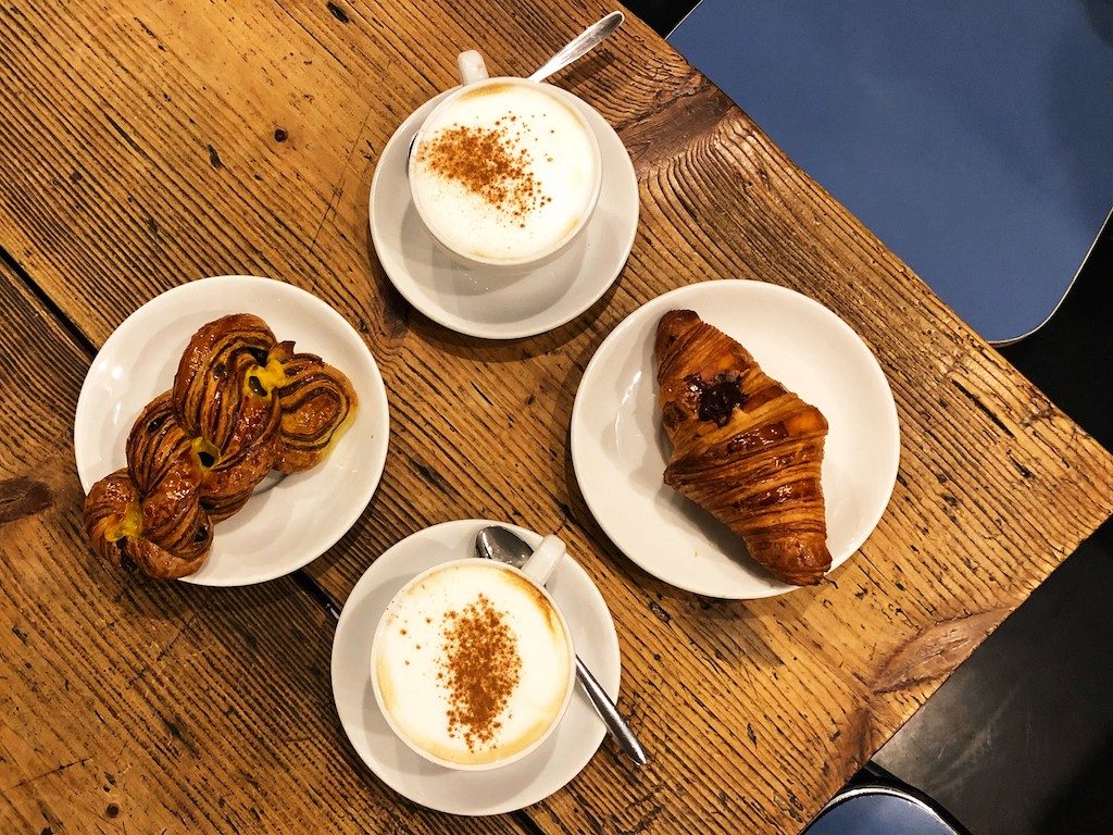Colazione salata nel cuore di Milano, 9 euro a testa per cappuccino e ...