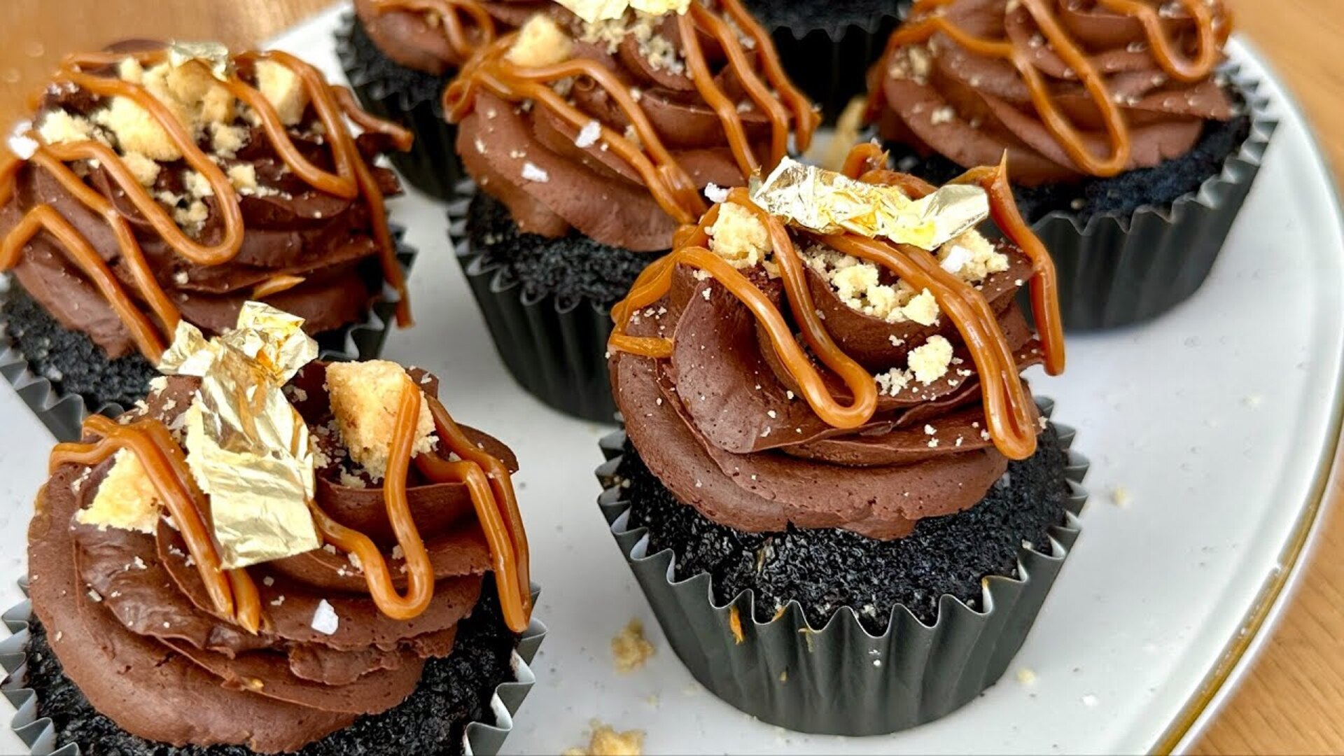 Dulce de leche-stuffed millionaire's shortbread cupcakes recipe