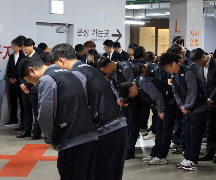 [현장] “이렇게 가면 어떡하냐”… '한화에어로 참사' 통곡의 발인식