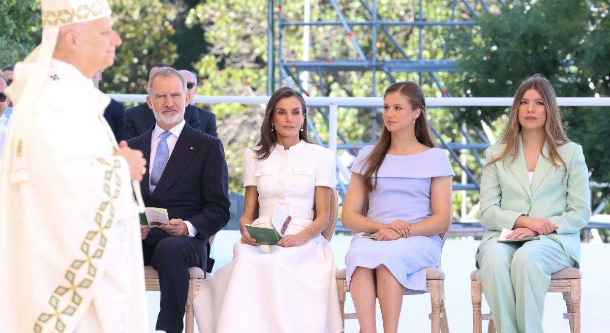 Letizia deslumbra en la misa del Papa en Cibeles con su privilegio de ...