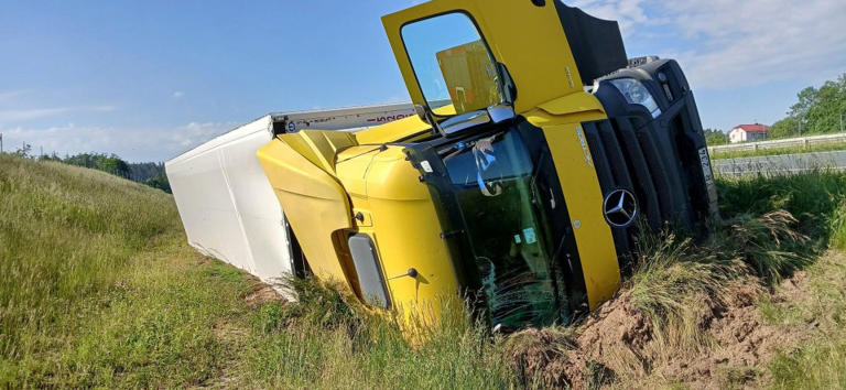 Ciężarówka w rowie na trasie S 61. Na miejscu działają strażacy i policja