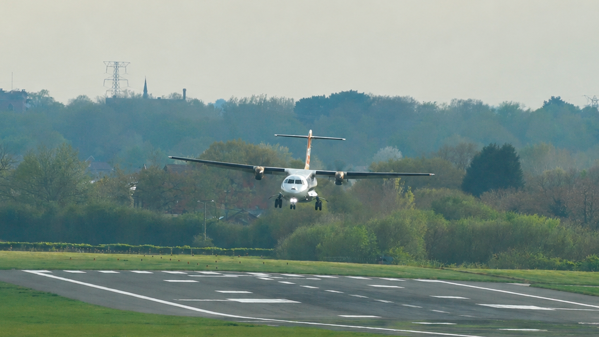 Aircraft drops low before runway touchdown