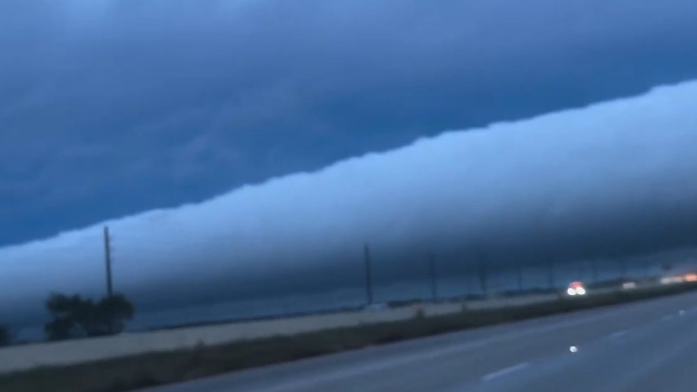 Spectacular roll cloud sweeps through small town in Texas