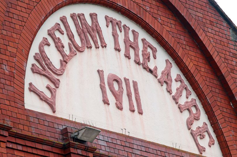 Pint glasses thrown in Lyceum Theatre disturbance