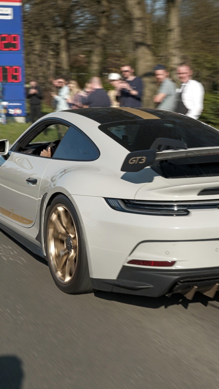 This Porsche 992 GT3 roars in close-up drive