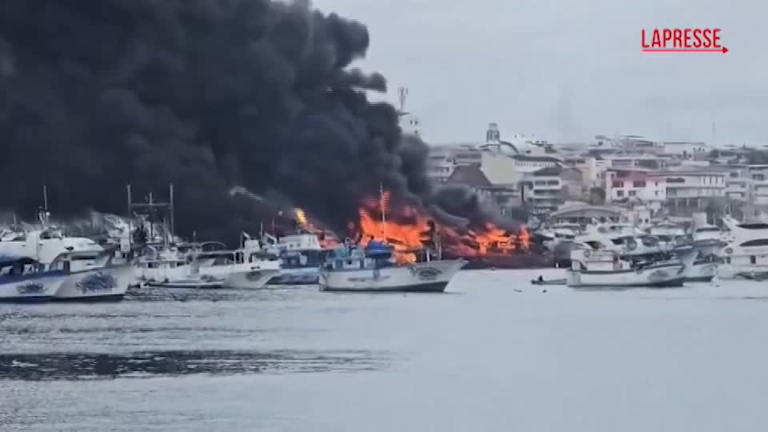 Ecuador, in fiamme pescherecci nel porto: almeno due feriti, alte ...