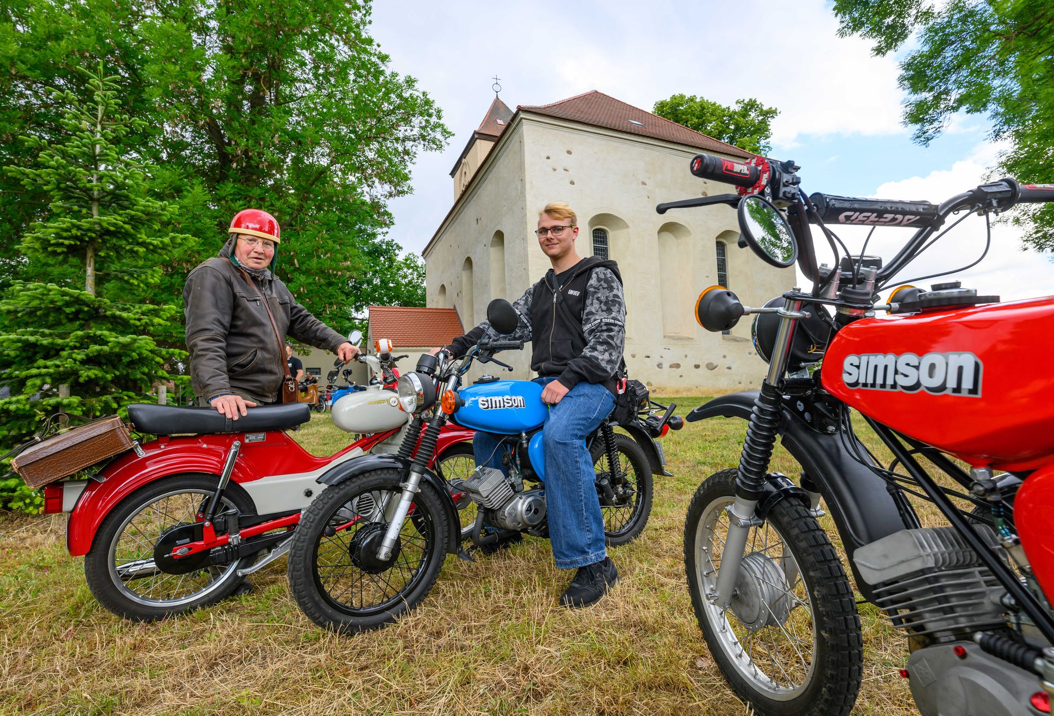 DDR-Mopeds in Kirche: Simson-Gemeinde feiert Zusammenhalt
