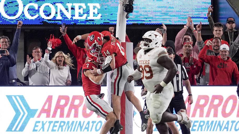 College football powerhouse blown away by 5-star DL amid intense five ...