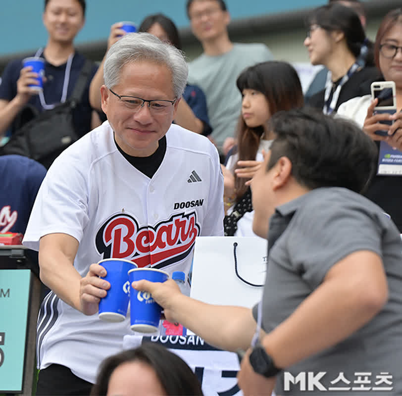 젠슨황 '시원한 맥주와 함께' [MK포토]