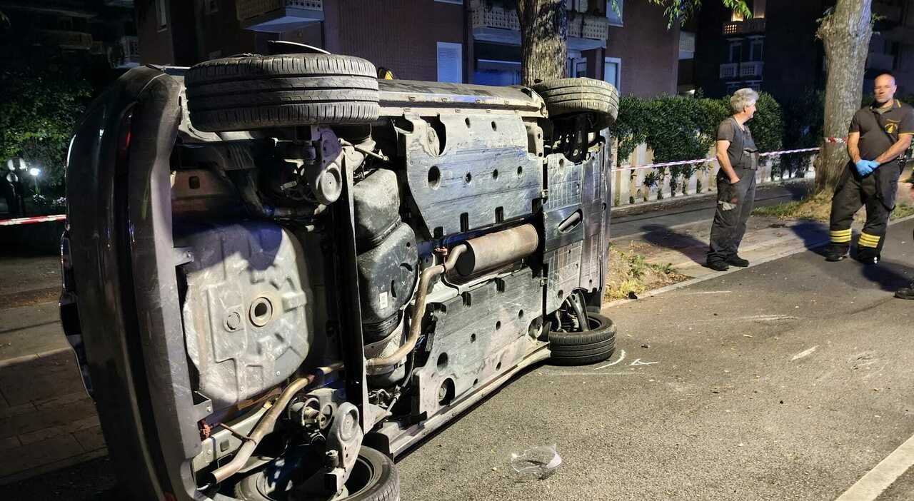 Fano, si schianta nella notte in viale Battisti, abbatte due lampioni e ...
