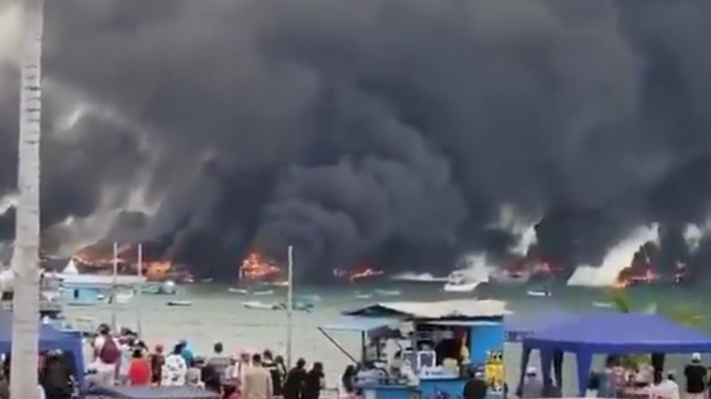 Major fire in the Port of Manta destroys dozens of fishing boats