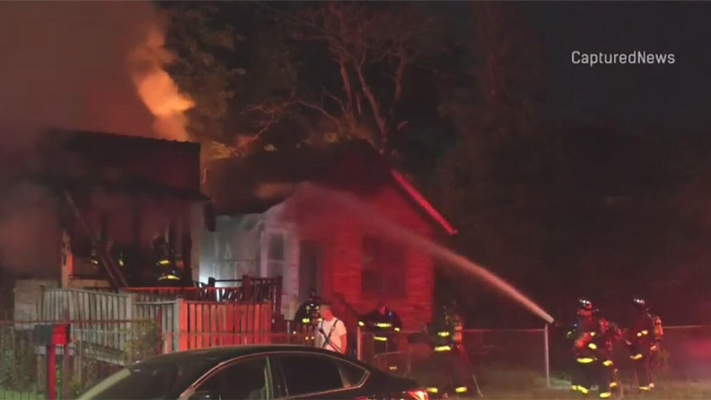 Fire sweeps through 2 houses in Chicago's Morgan Park community
