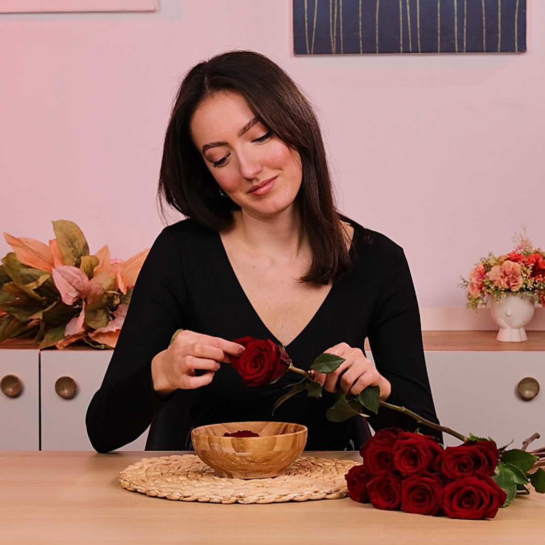 Natural lipstick made from your favorite flowers 💄