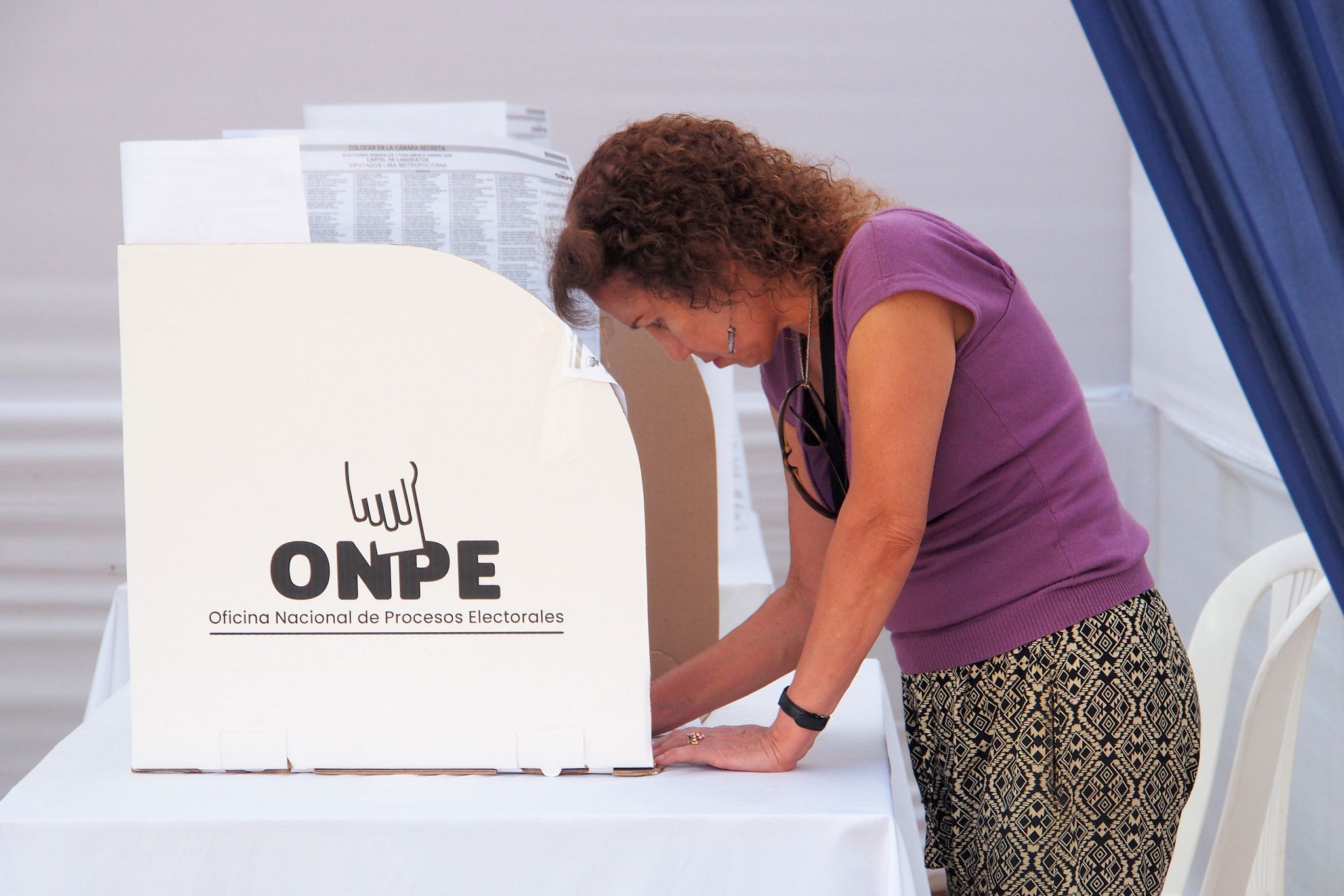 Peru faces clear choice between right and left in presidential run-off