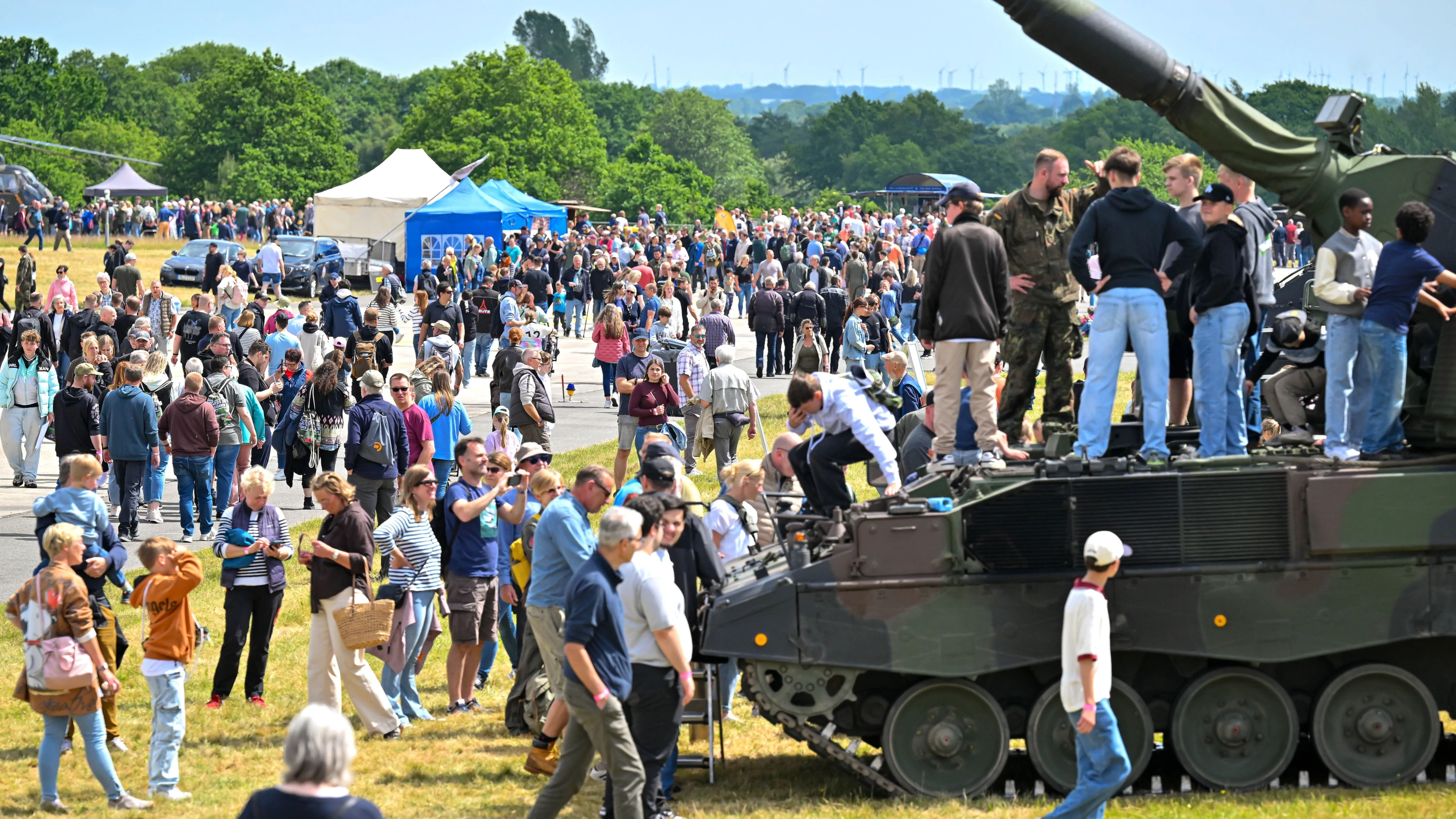 „Tag der Bundeswehr“: Freundliches Interesse