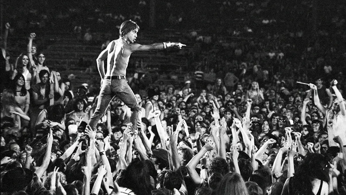 21 Photos That Show What Going to a Concert Looked Like Before Security ...