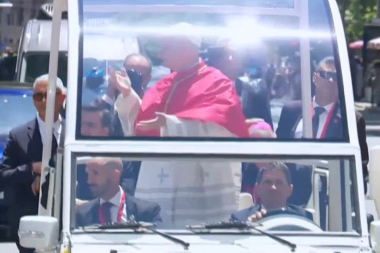 Pope appears to mimic '6-7' gesture during Madrid visit