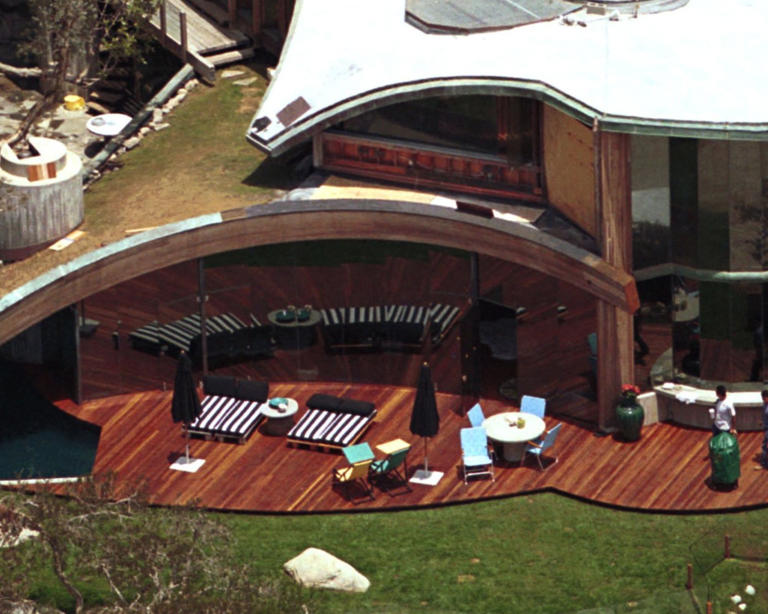 Courteney Cox's 2001 outdoor furniture revealed the anti-trend pattern ...