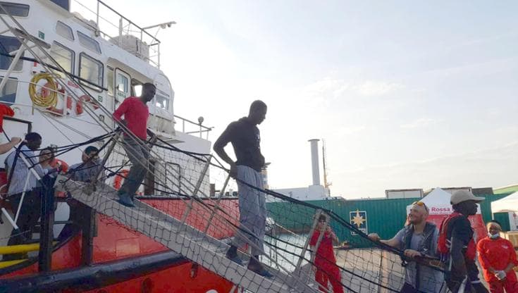 Open Arms sbarcata a Marina di Carrara con 58 migranti a bordo